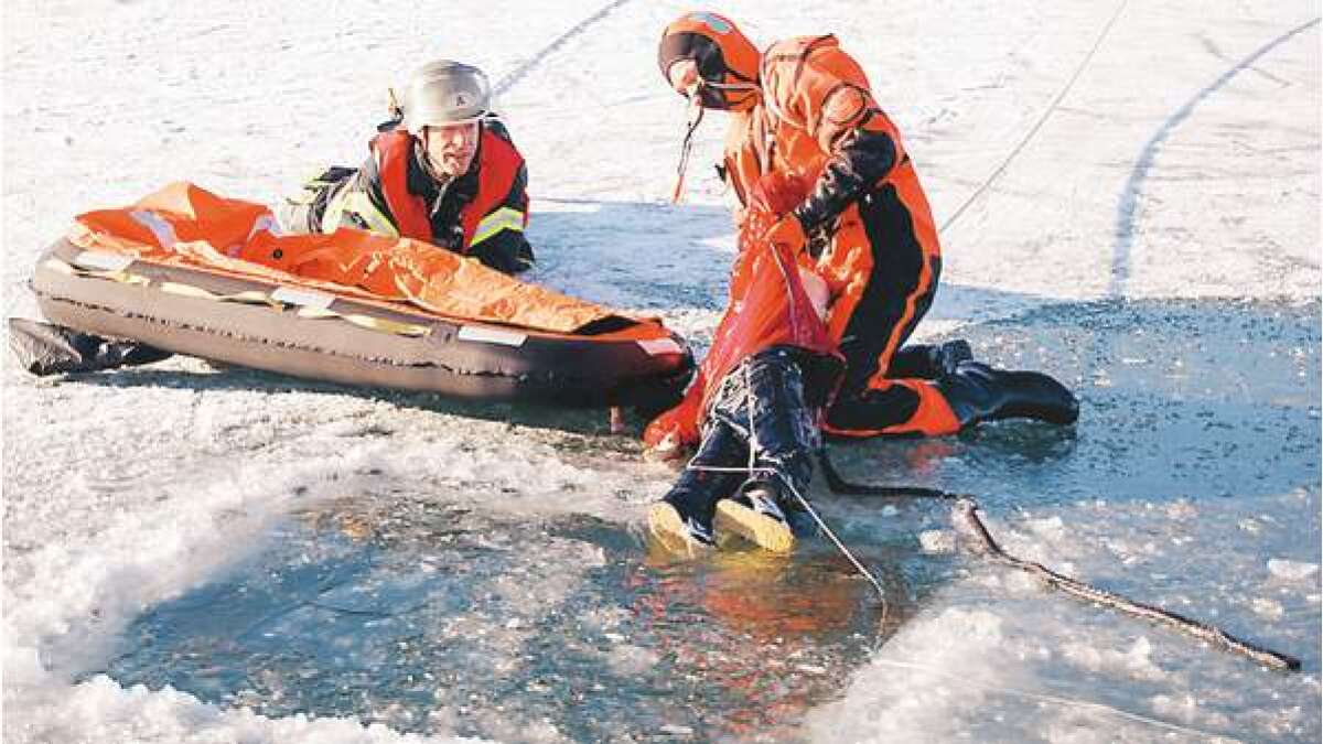 Drei Menschen brechen ins Eis