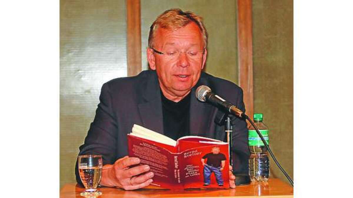 Publikum amüsiert sich über Bernd Stelter