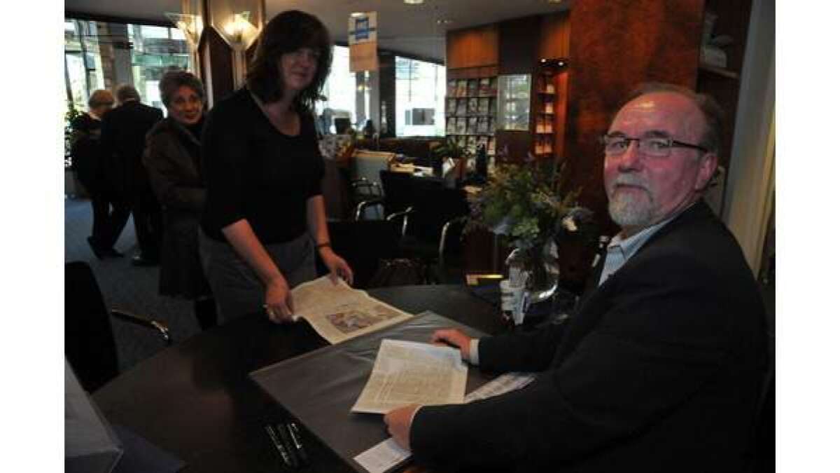 Oldenburg: Puck Steinbrecher signiert NWZ-Bild