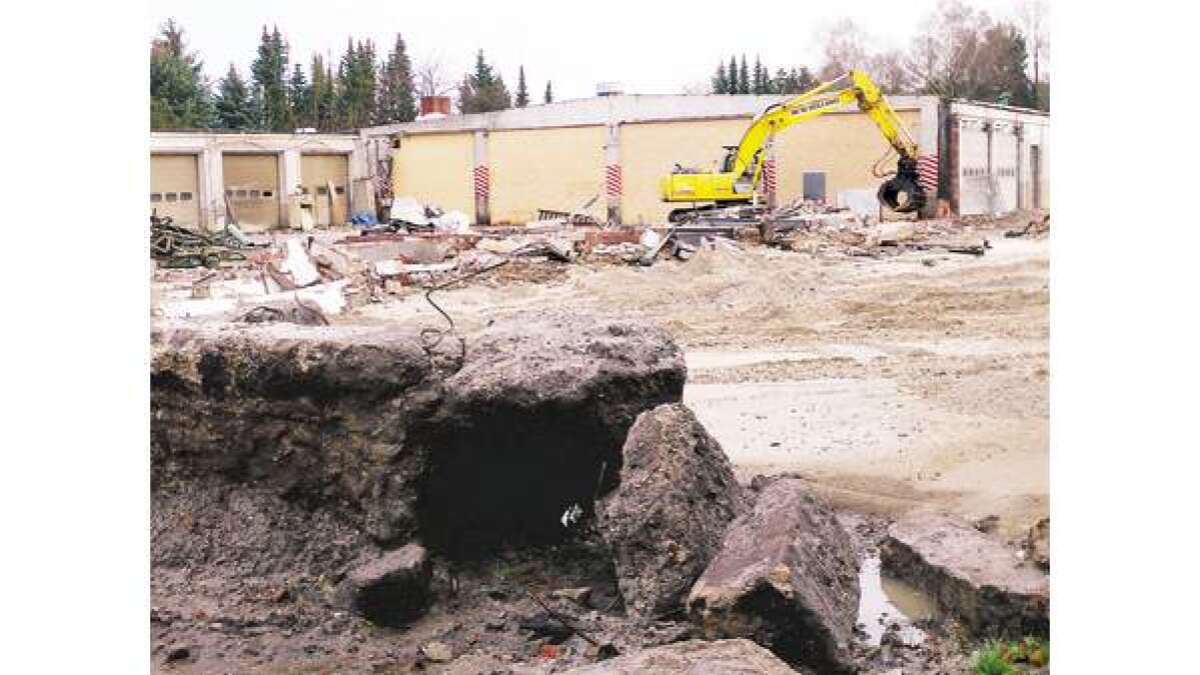 Bagger schaffen Platz auf altem Pekol-Gelände