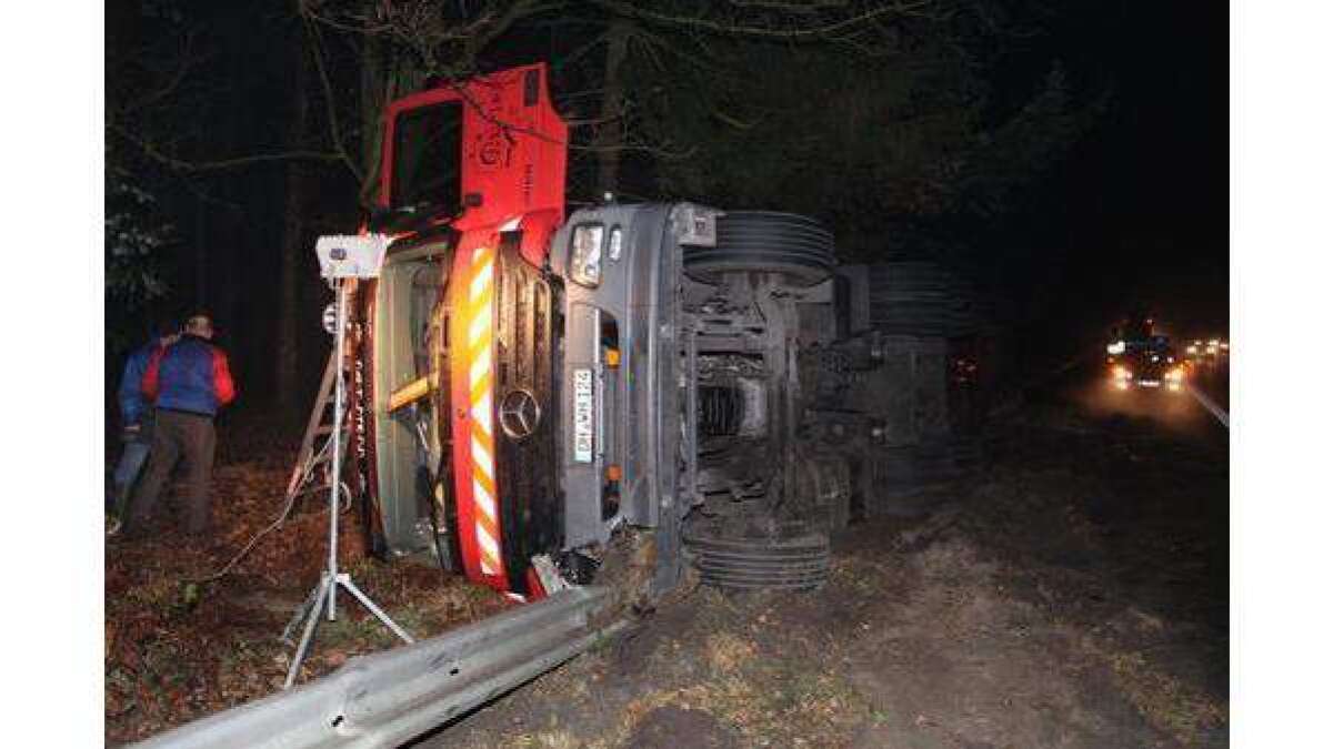 Autobahn 28: Sattelzug kippt bei Gristede auf die Seite