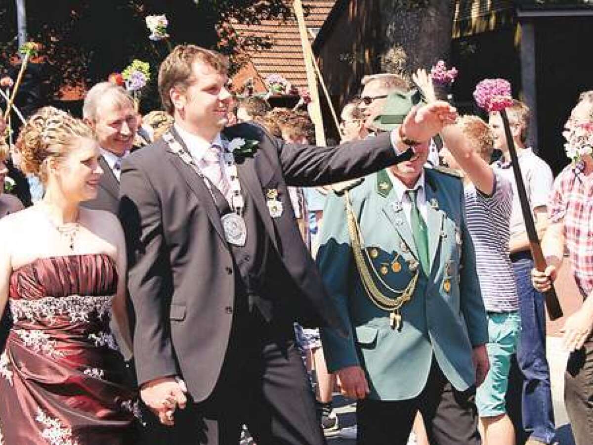 König Ludger Eilers lässt sich bei Kaiserwetter feiern