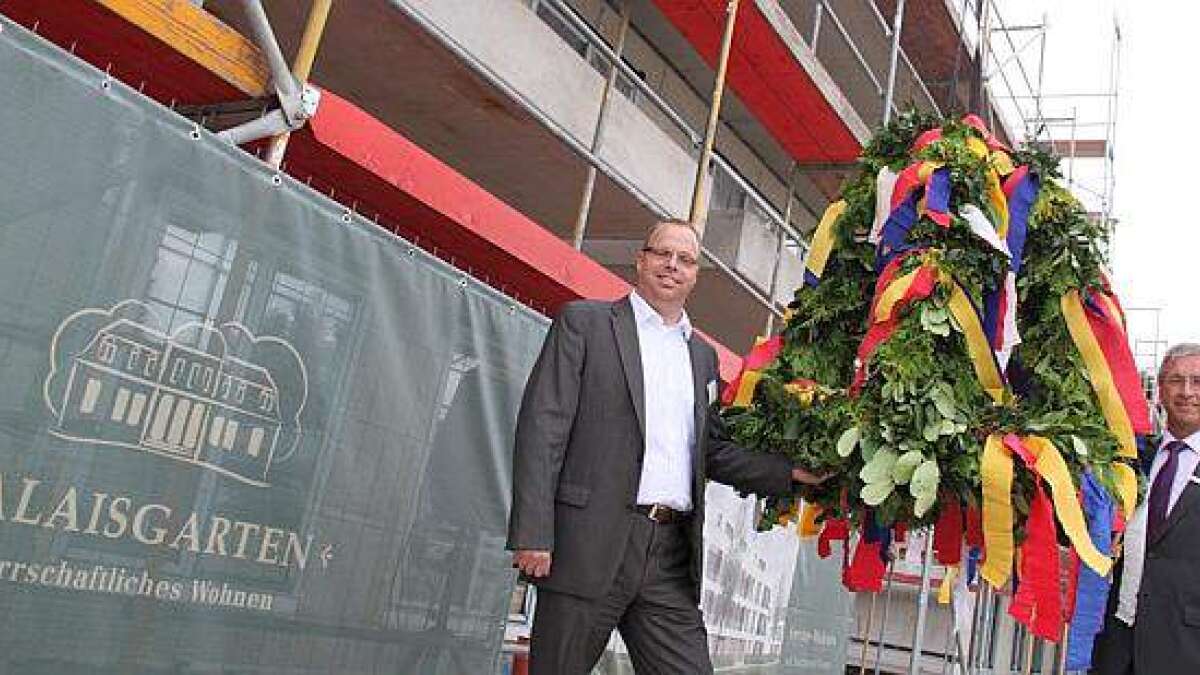 Kran hievt Krone aufs Villendach