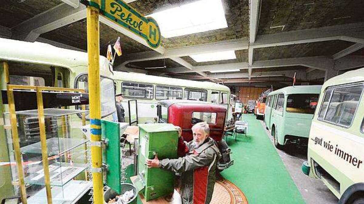 Pekol-Busse rollende Denkmäler