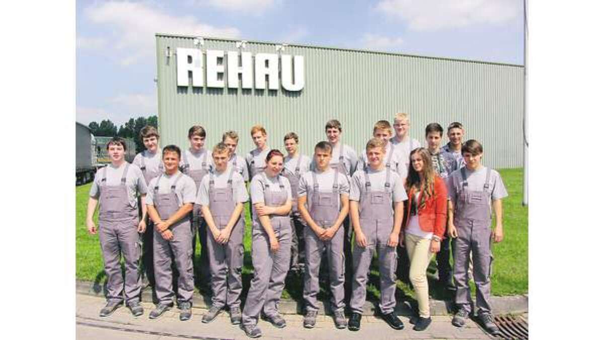 18 neue Azubis im Rehau-Werk begrüßt