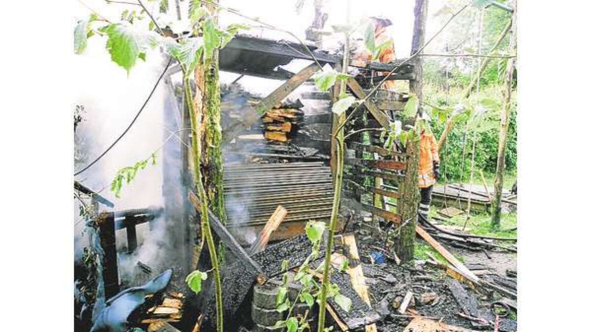 Verschlag mit Feuerholz steht in Flammen
