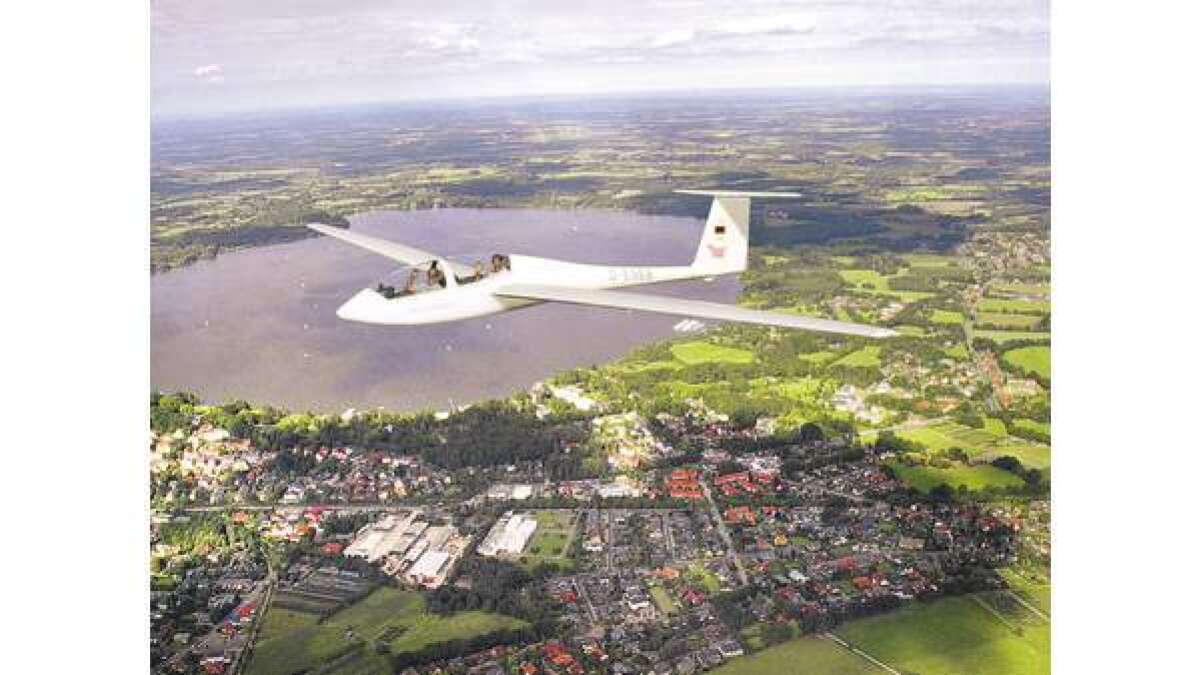 Segelflieger kreisen über dem Meer