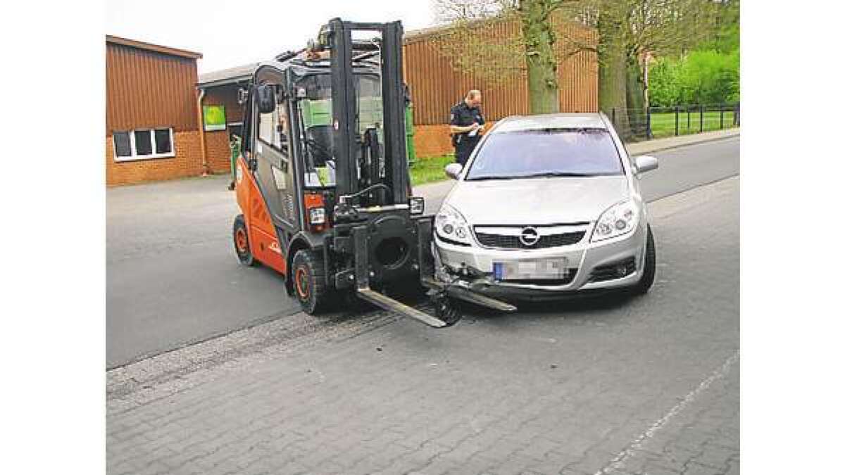 Fahrer von Gabelstapler übersieht Auto