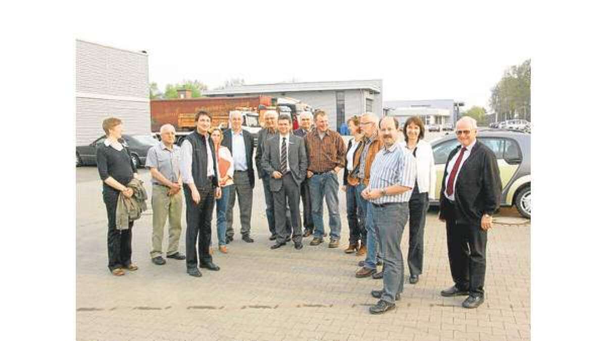 Kommunalpolitiker besichtigen Autohaus