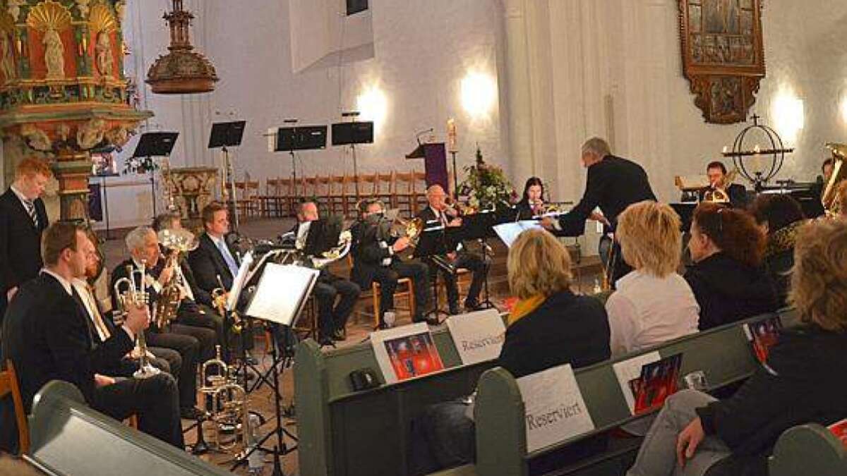 Bläser musizieren für Freiwillige Feuerwehr