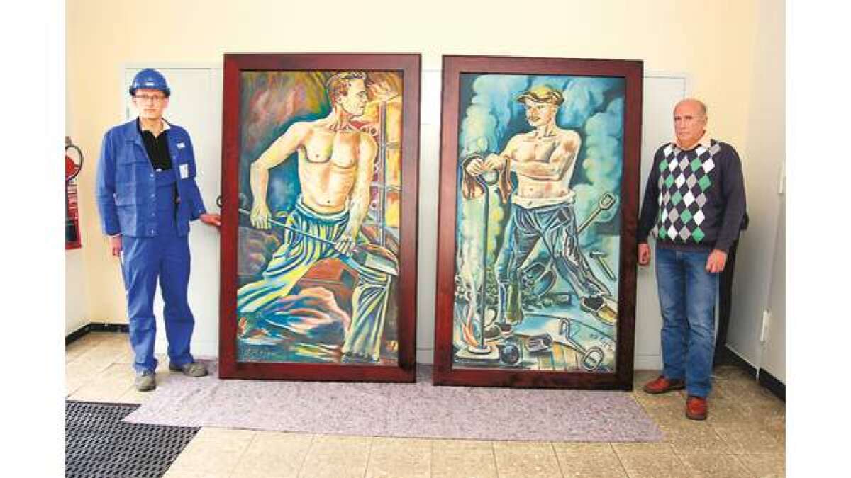 Zwei Hüttenarbeiter als lebensgroße Gemälde