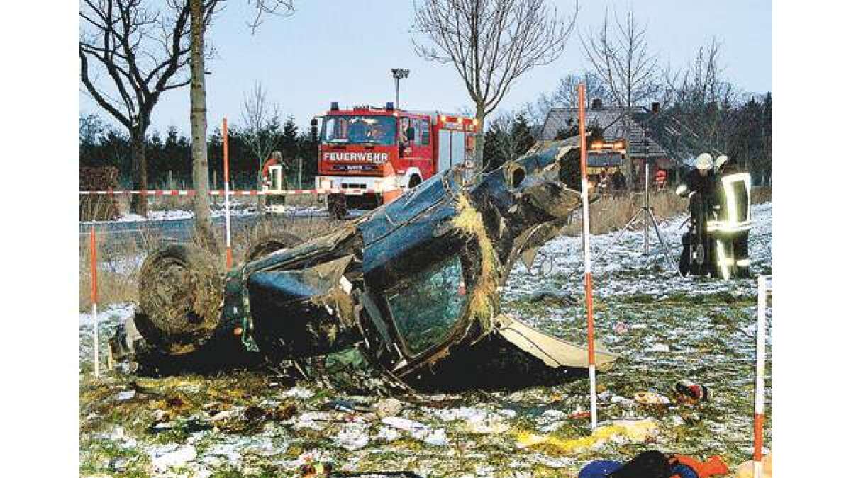Auto gegen Baum: Drei Tote und zwei Schwerverletzte