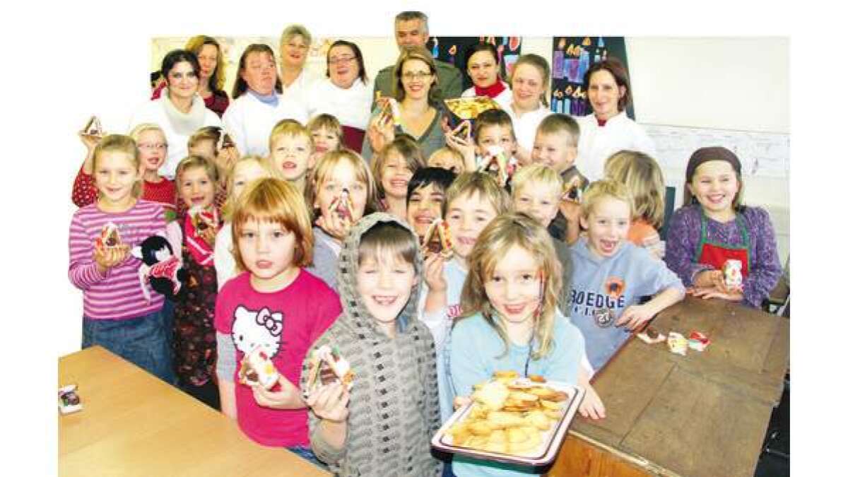 Erstklässler backen Hexenhaus
