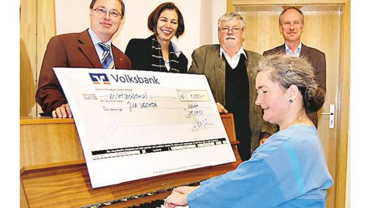 1000-Euro-Scheck sichert Klavierstunden