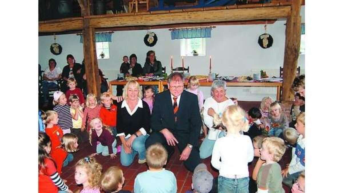 Kapitän Mikulka geht von Bord