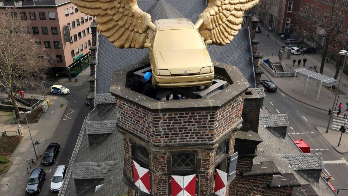 Goldenes Auto fliegt über Köln