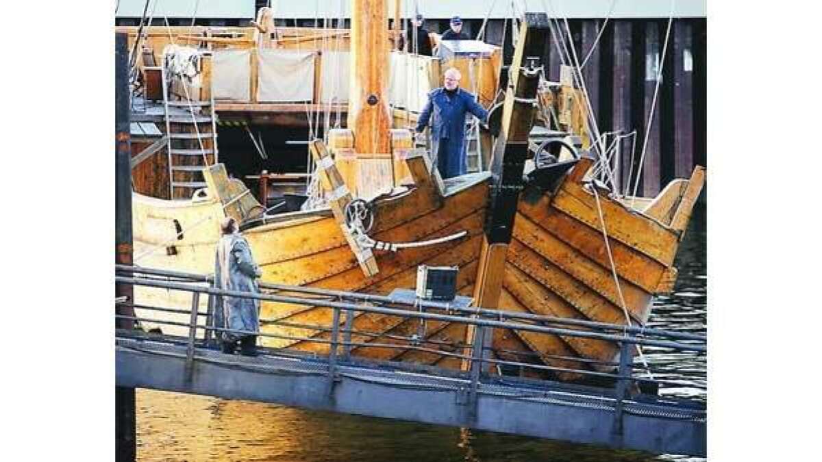 Show mit Fackeln und Löschboot