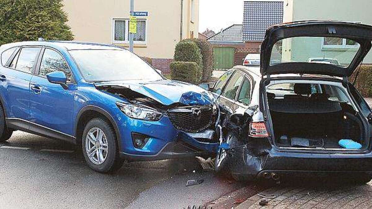 Beträchtlicher Schaden an zwei Autos