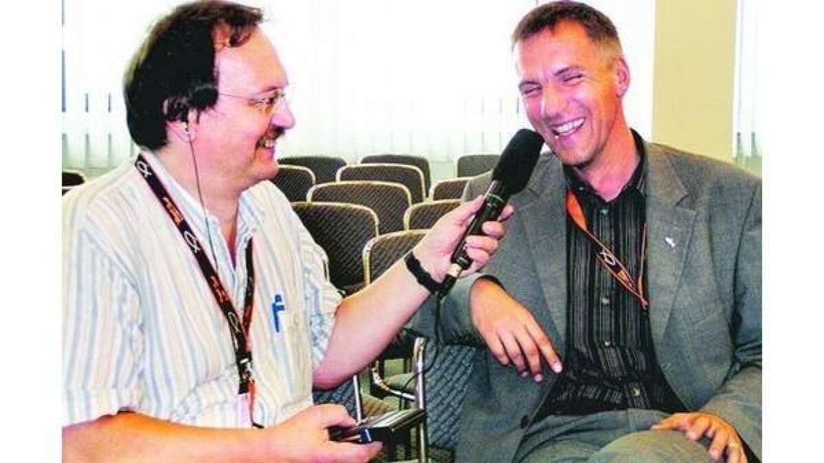 Pastor Jan Janssen hält Fäden in der Hand