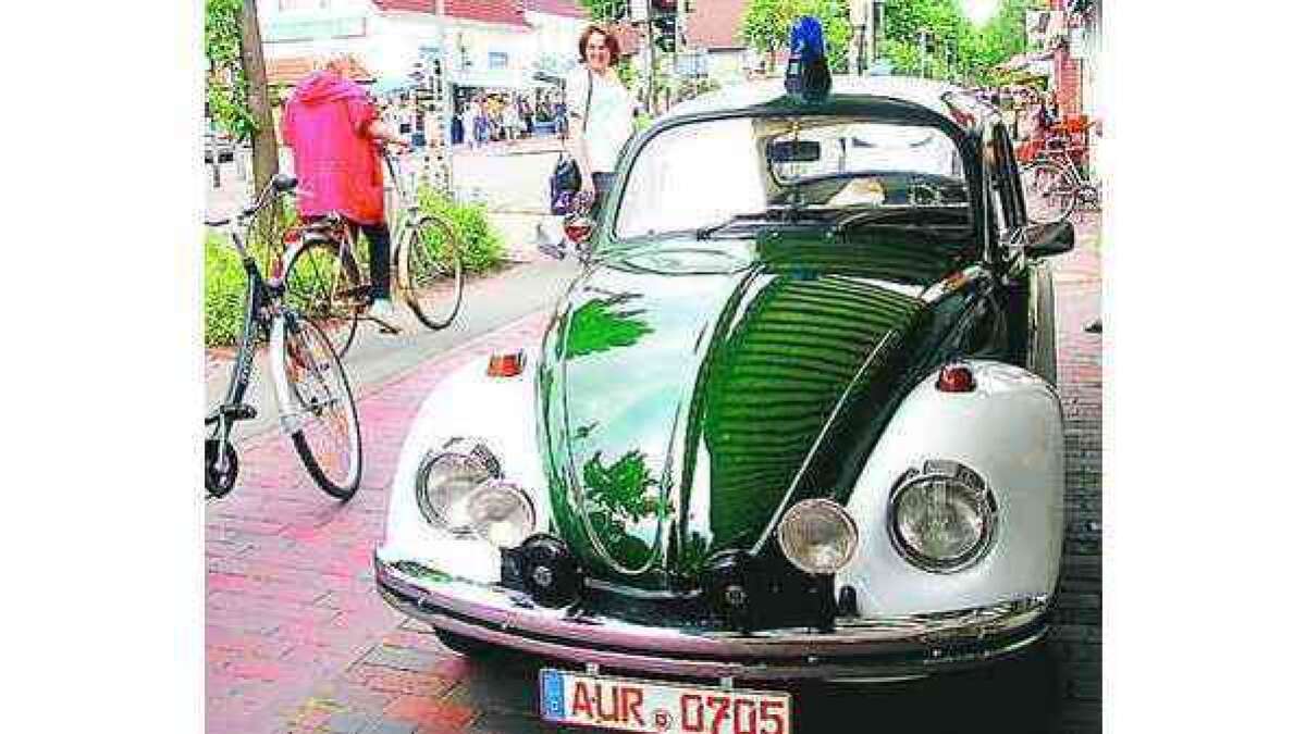 „Grüne Minna“ zieht Besucher an oldtimerAutos zwischen Geschäften