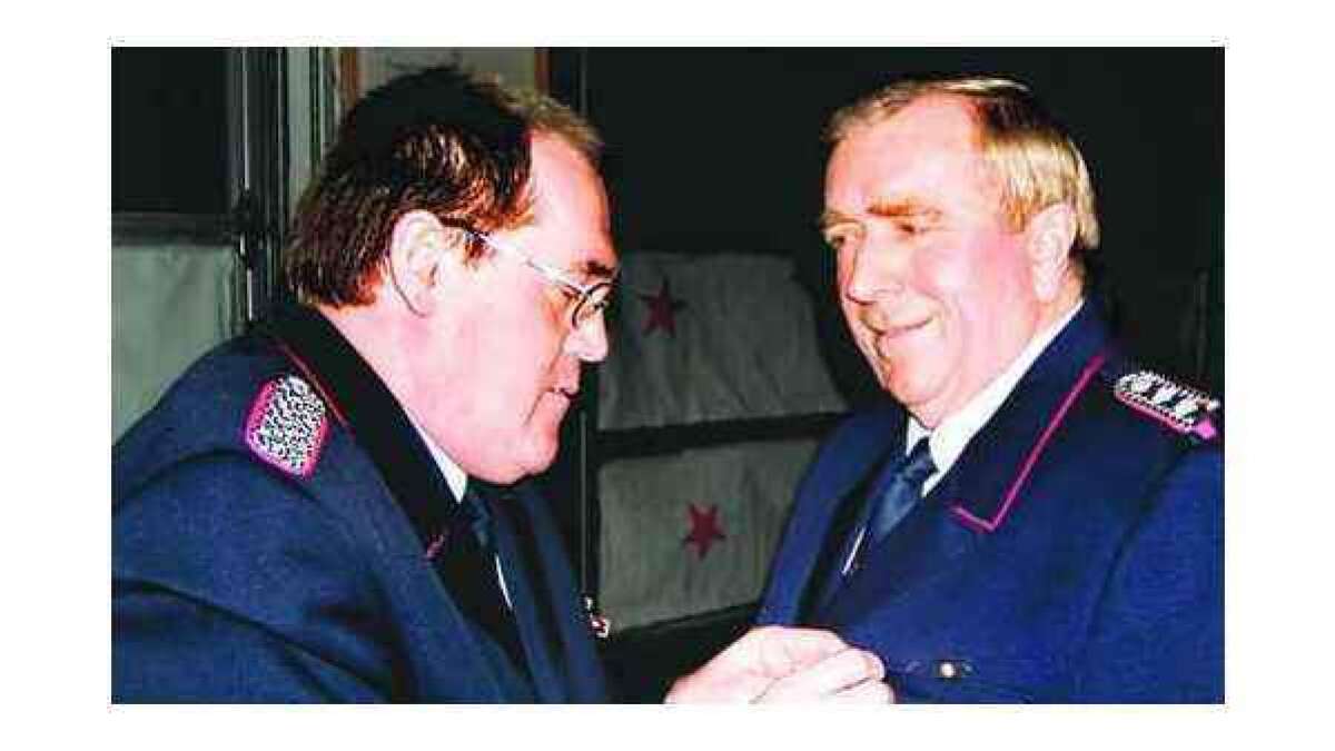 Feuerwehrkameraden für Treue geehrt ehrenamtDrei Mitglieder der Einheit ...