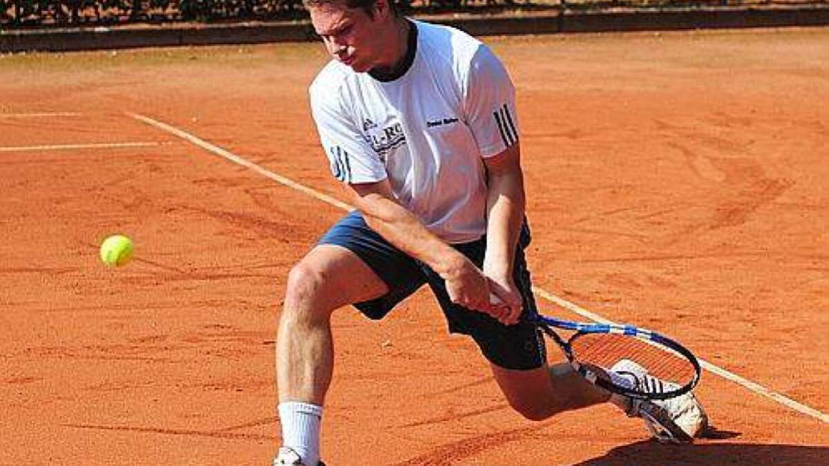 Tennis-Asse brennen auf Sieg auf roter Asche