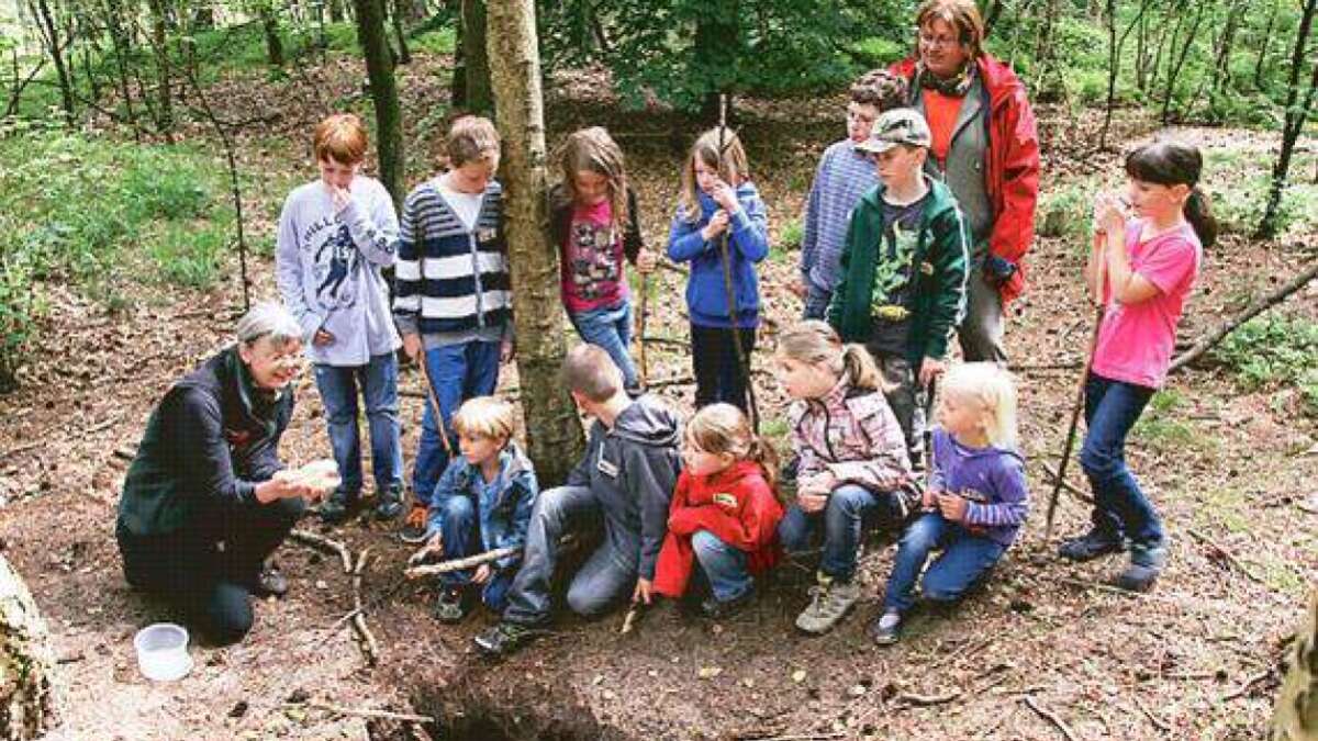 Kinder spüren Fuchs und Dachs hinterher