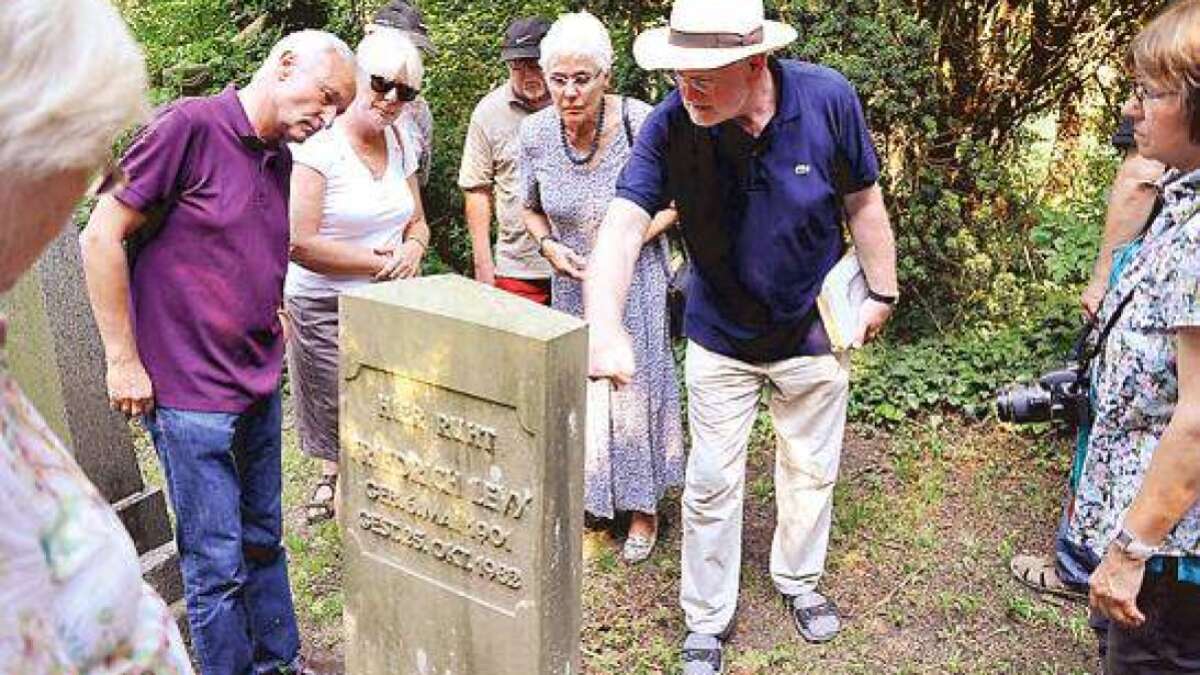 Grabpflege mit Steinen statt Blumen