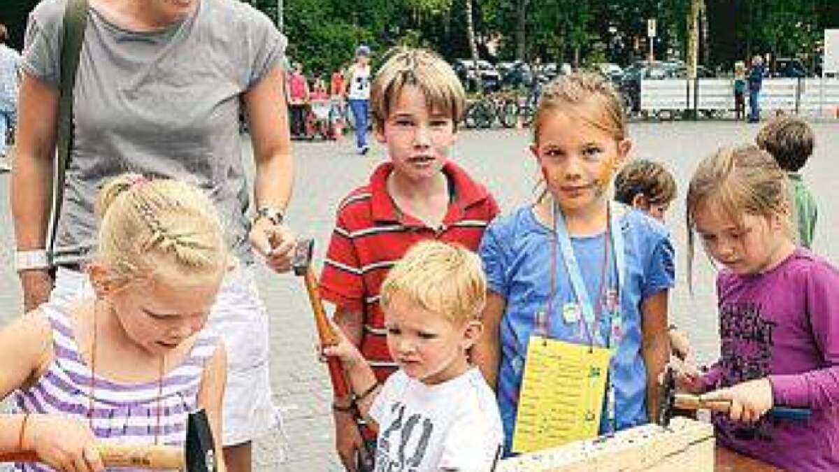 Den langen Nagel ins Holz schlagen