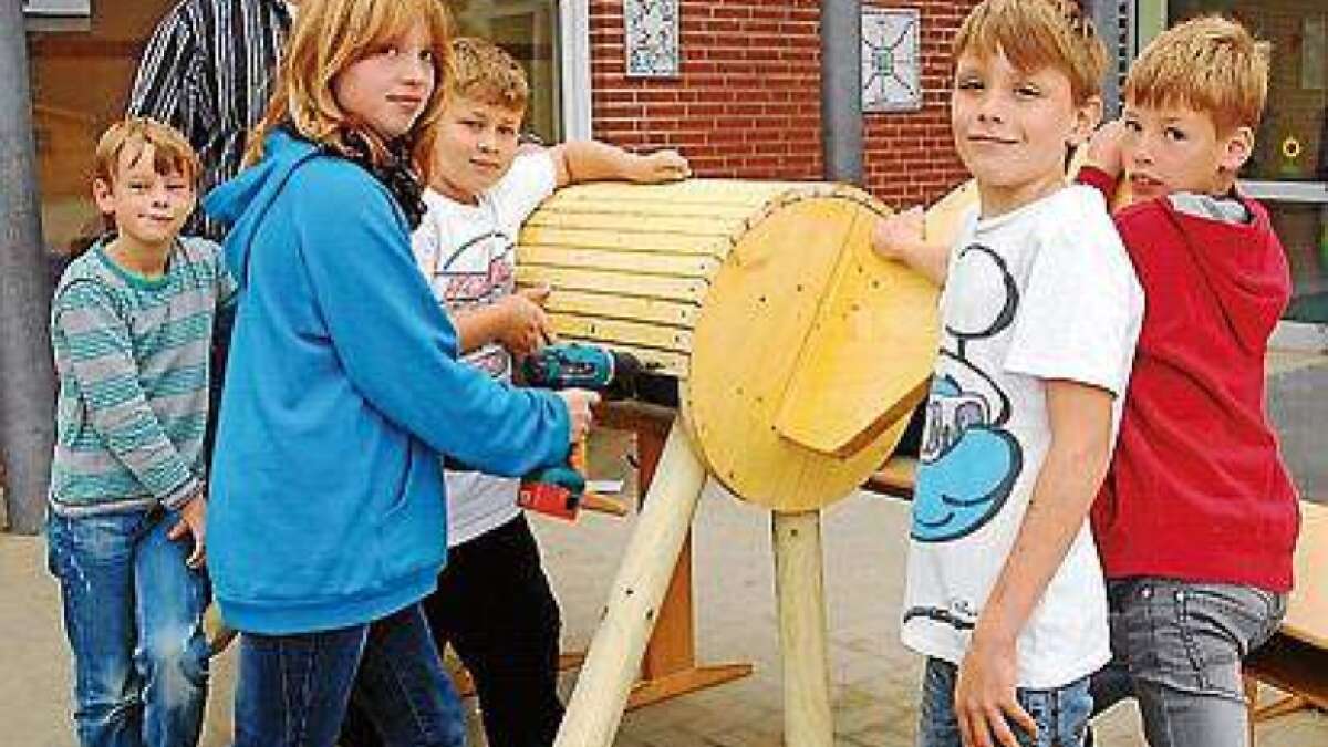 Kleine Handwerker bauen neue Spielgeräte