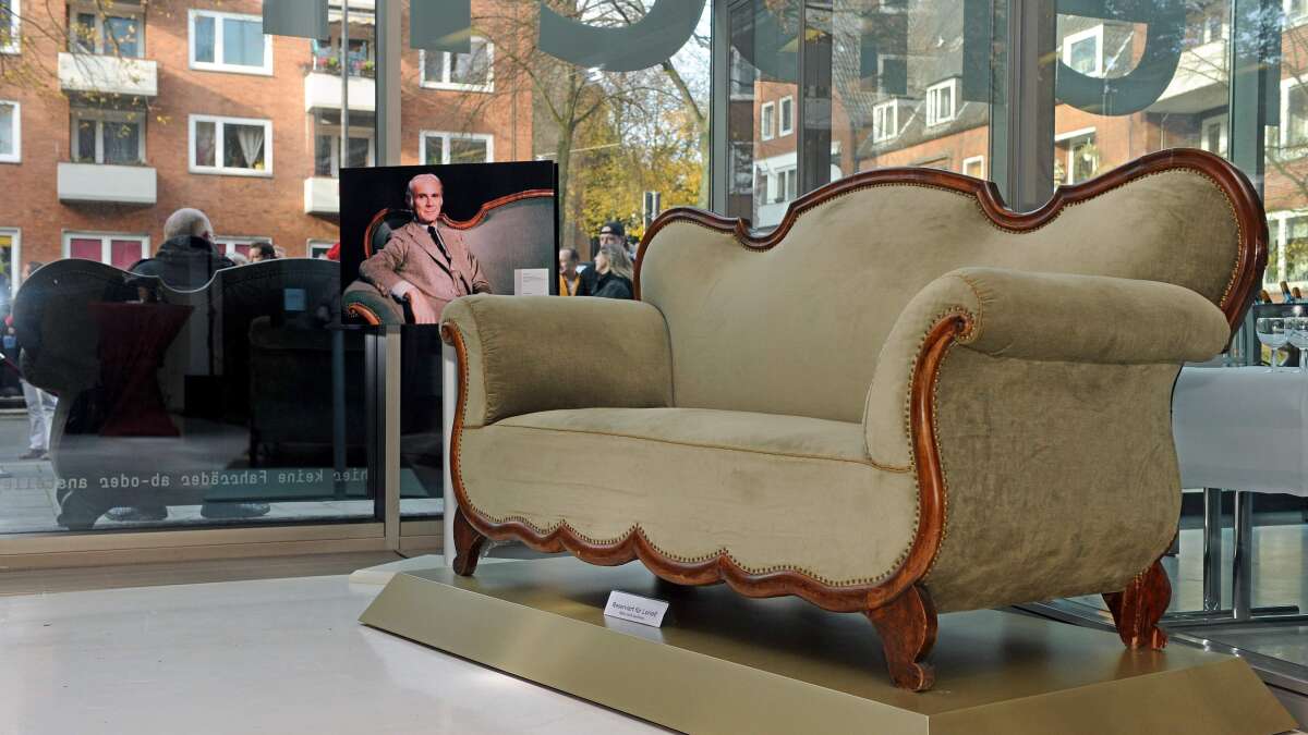 Loriot-Sofa aus Bronze vor dem Funkhaus