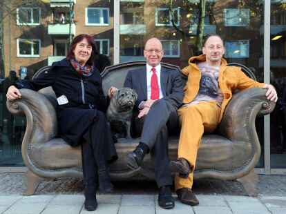 Loriot-Sofa aus Bronze vor dem Funkhaus