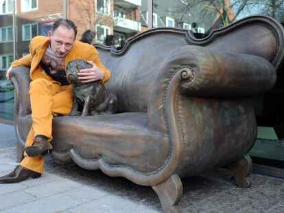 Loriot-Sofa aus Bronze vor dem Funkhaus