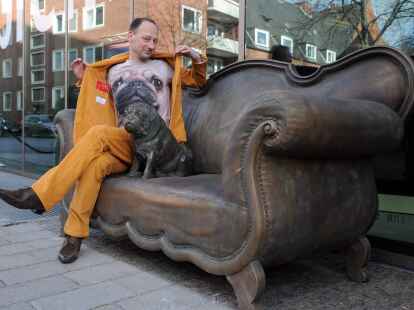 Loriot-Sofa aus Bronze vor dem Funkhaus