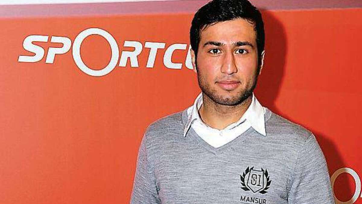 Faqiryar auf rotem Teppich