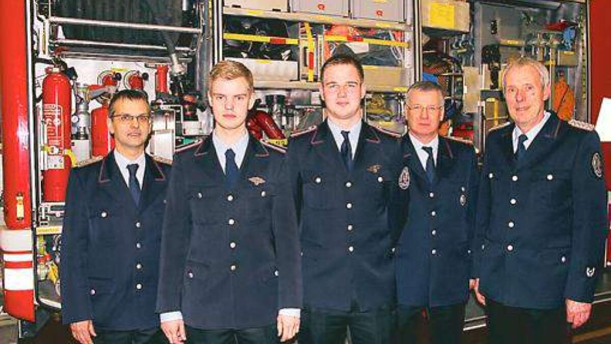 Feuerwehrleute warten auf die Drehleiter