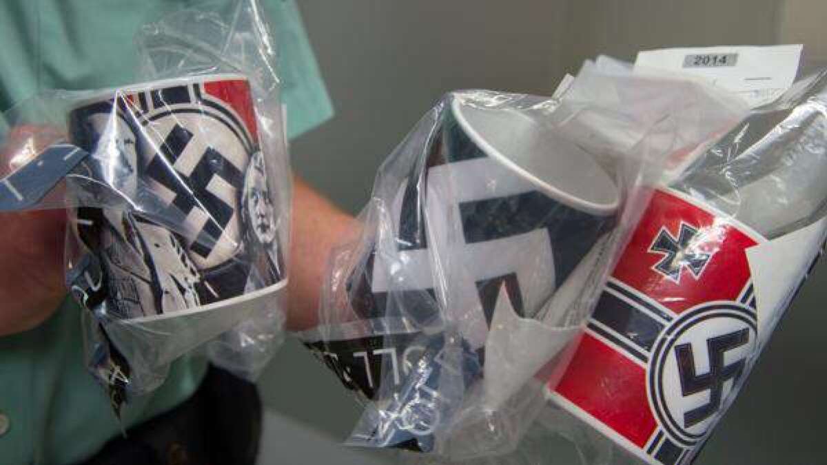 Zoll beschlagnahmt Tassen mit Nazisymbolen
