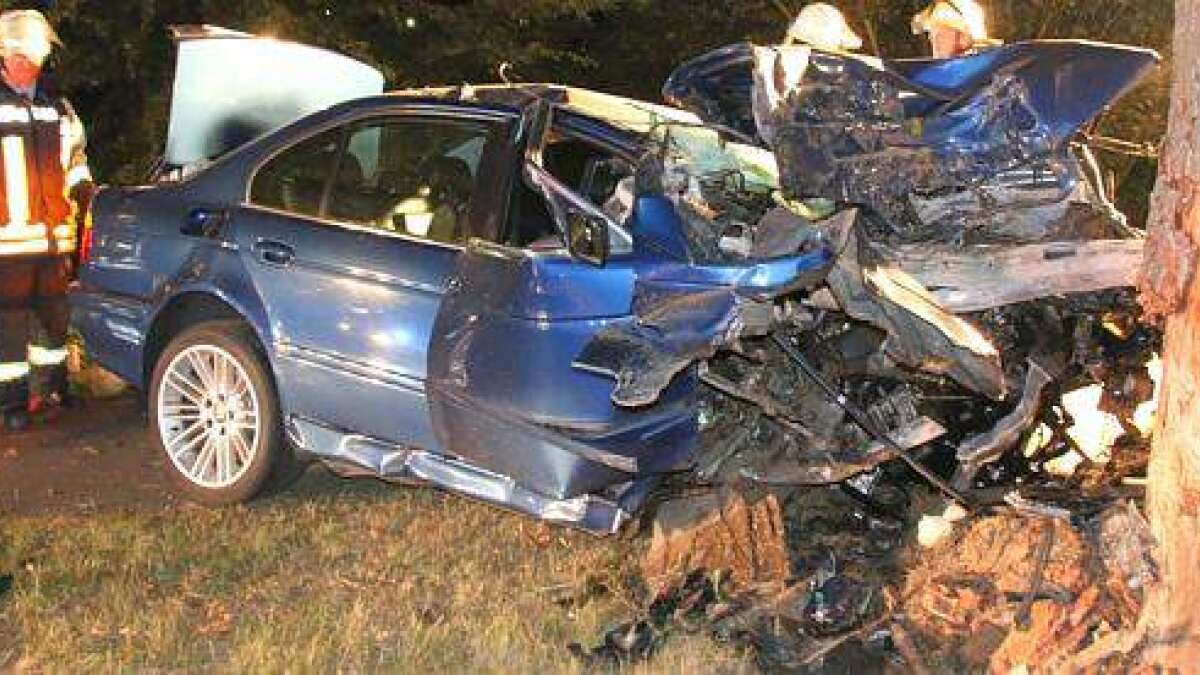 Auto rast frontal gegen Baum in Westerstede