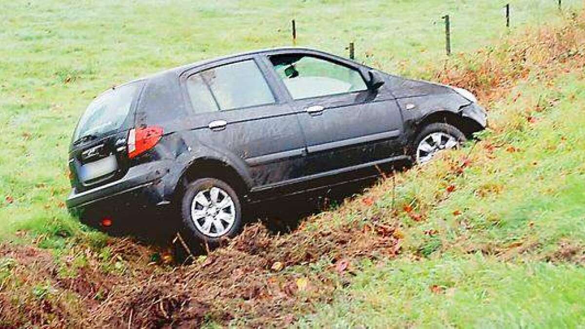 Auto kommt ins Schleudern und landet im Graben