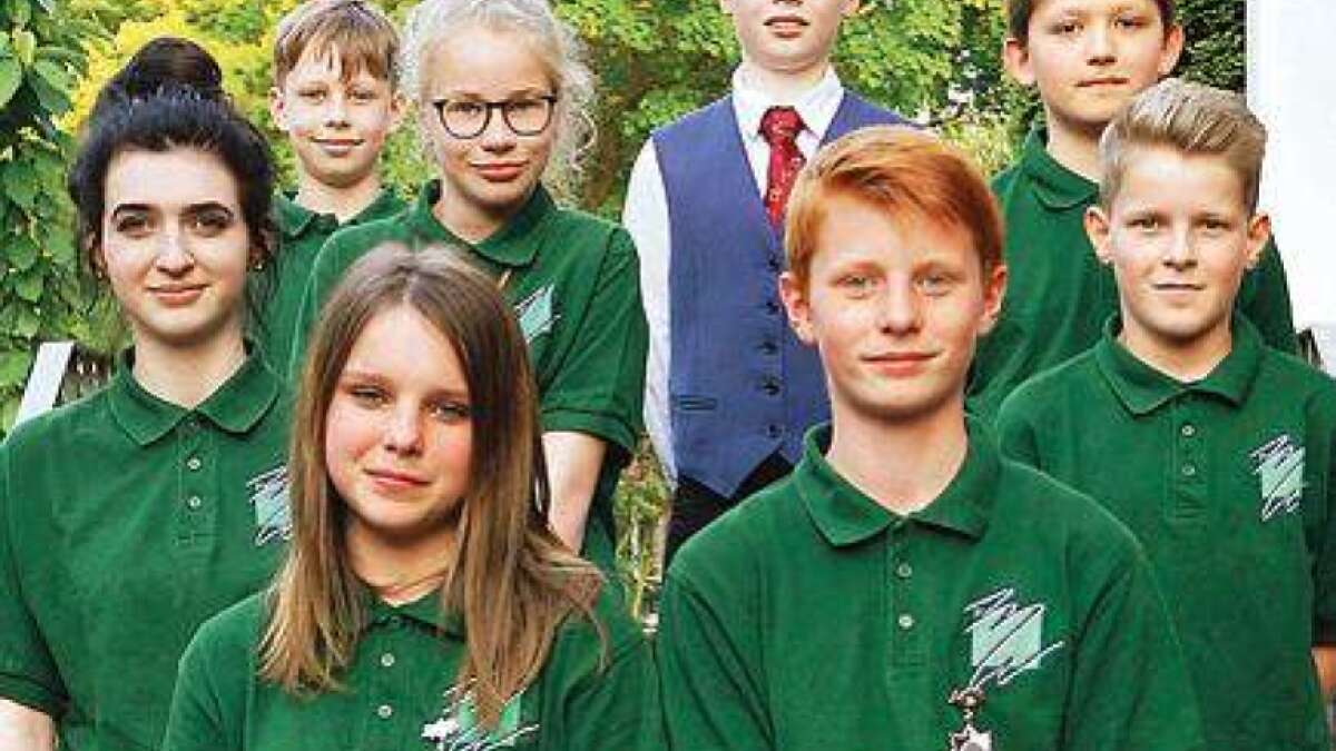 Cora und Christian besteigen den Königsthron