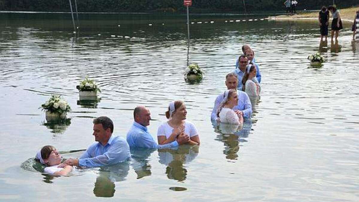 56 Gläubige lassen sich im Halener Badesee taufen