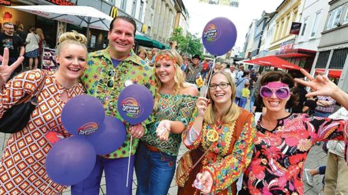 Hippies tanzen durch die Straßen