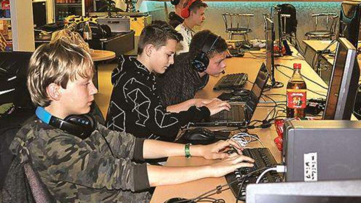 Jugendliche probieren neue Computerspiele aus
