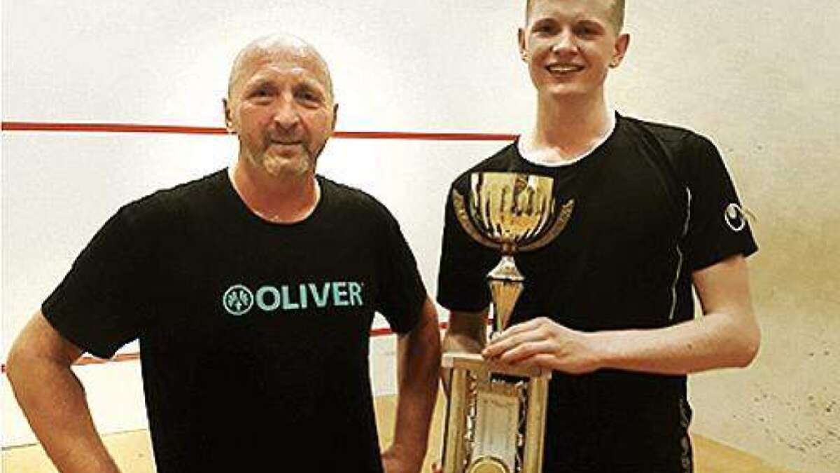 Joke Ulrich holt sich Siegerpokal im Vater-Sohn-Duell