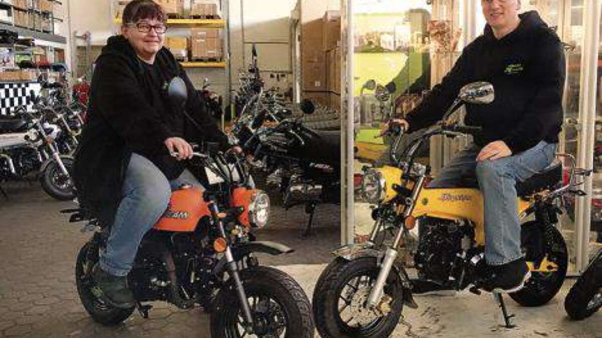 Mini-Motorräder sind ihre Leidenschaft