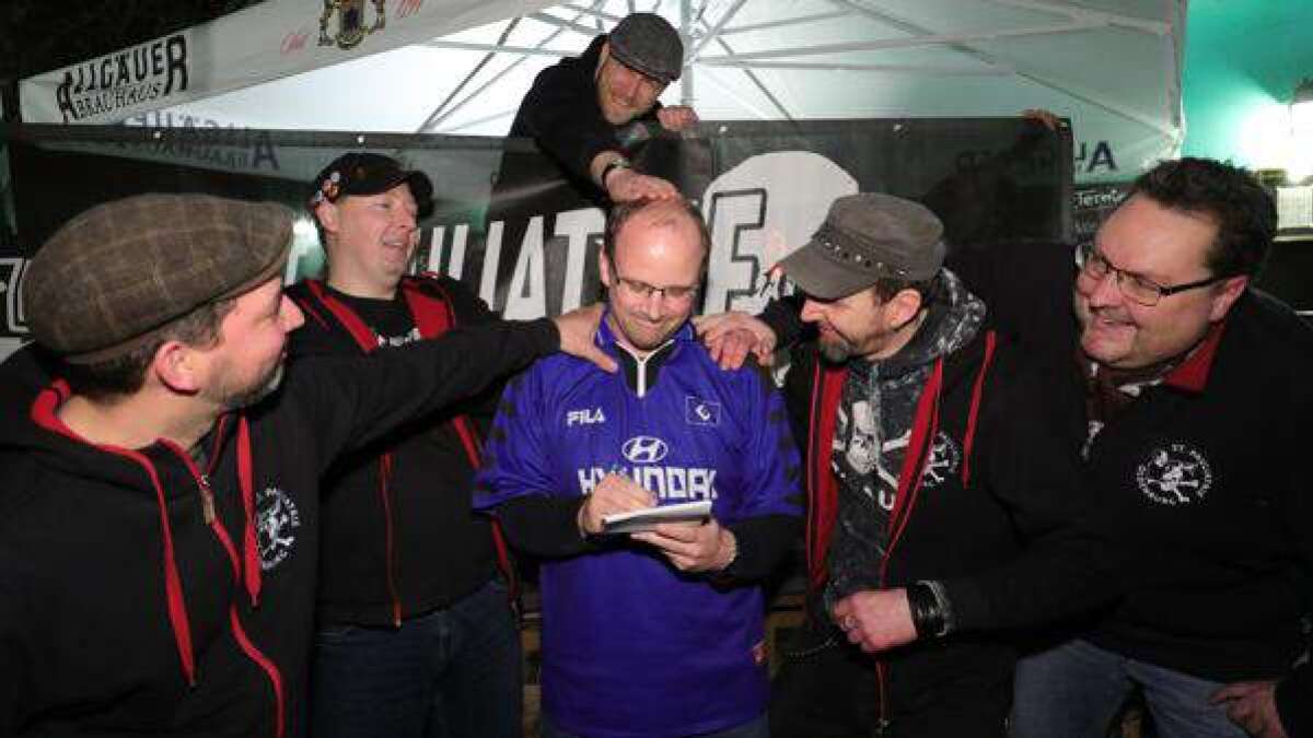 Von St.-Pauli-Fans gibt’s eine Runde Mitleid für HSV-Fan