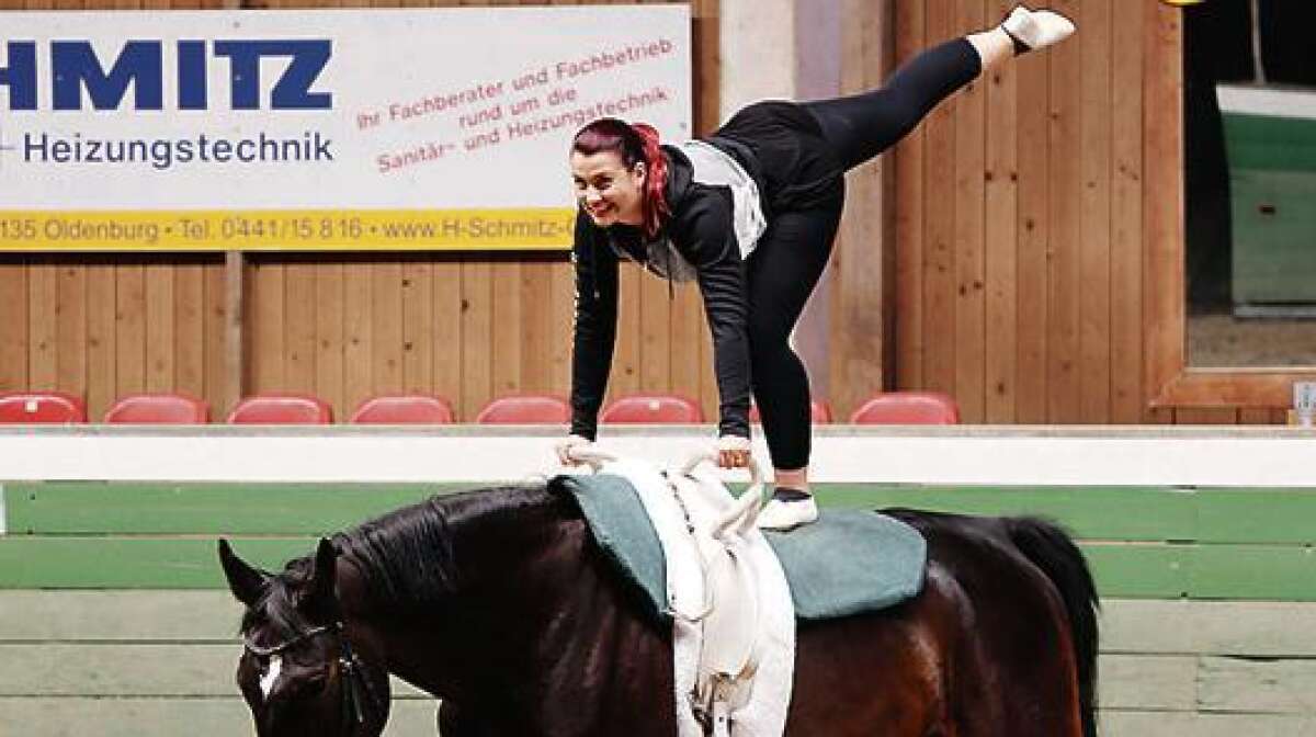 Emily wagt sich auf’s Pferd – Und wie!