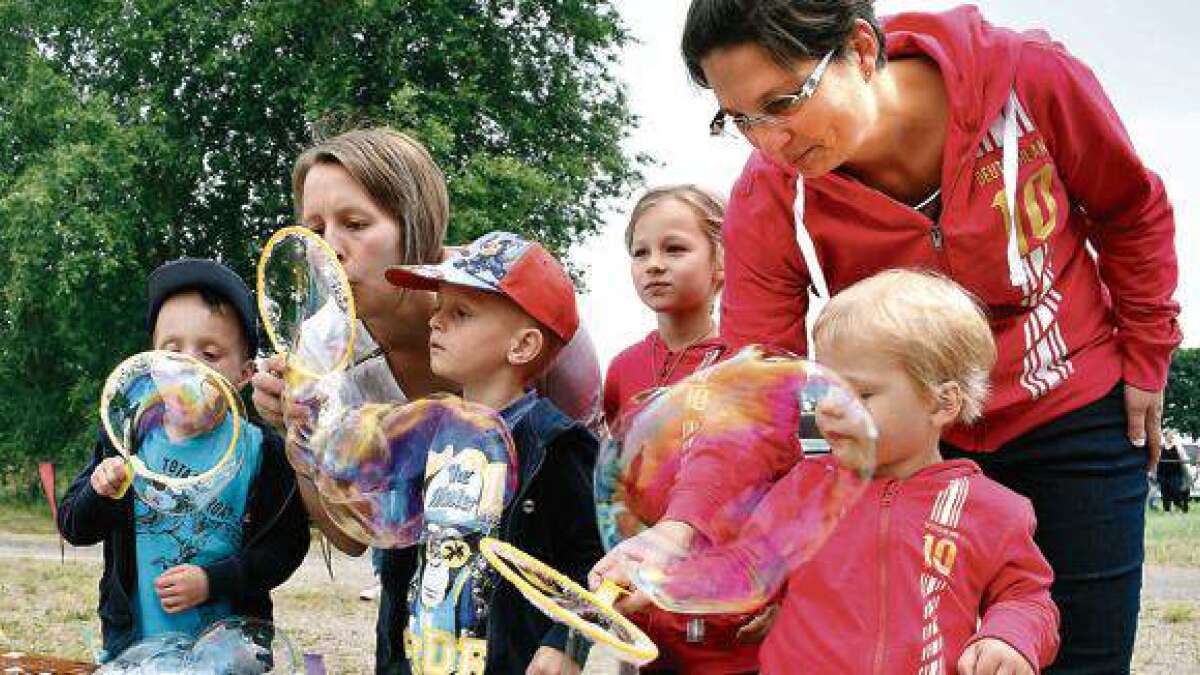 Kinder toben sich in riesigem Garten aus