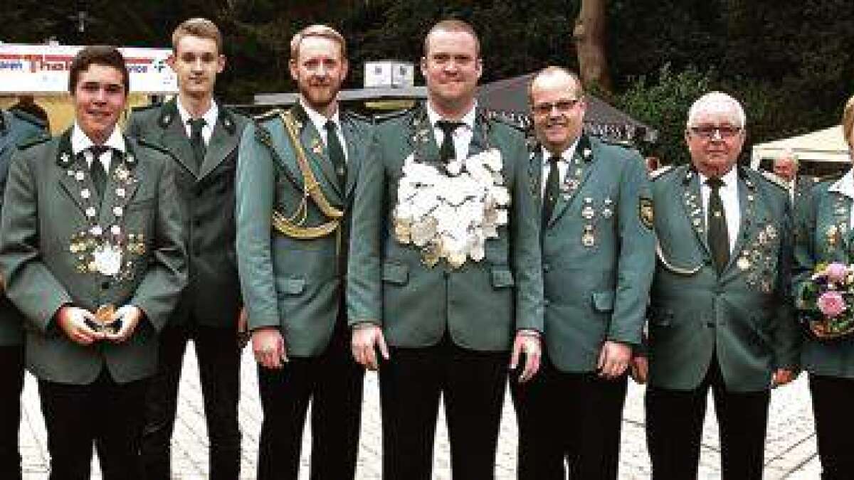 Christopher Frerichs lässt sich als neuer König feiern