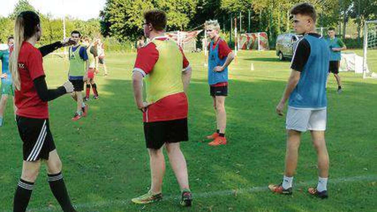 DFB-Mobil mit Nachwuchs auf dem Platz